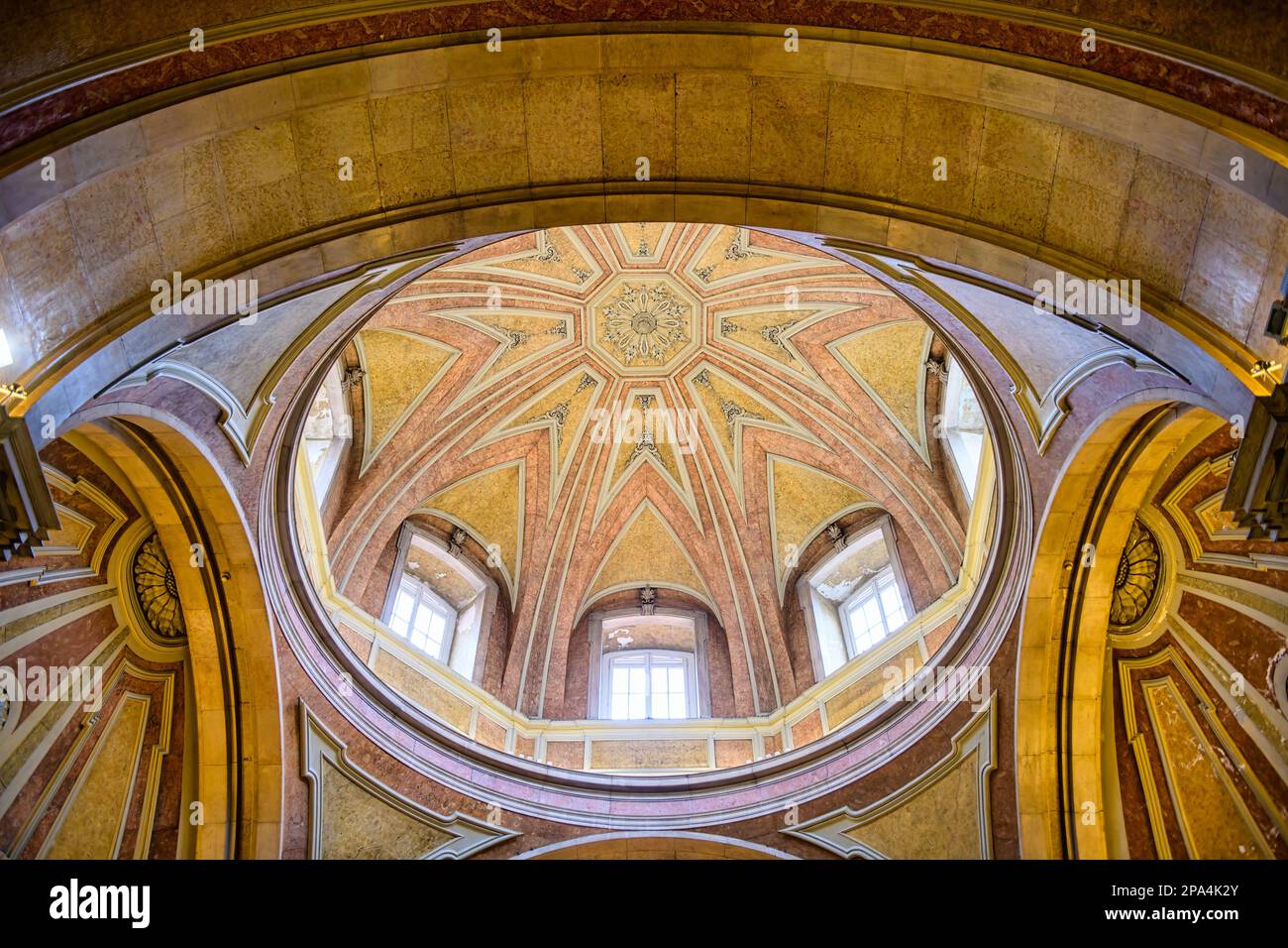 Finestre nella cupola. Il soffitto interno della cupola è decorato con splendidi colori e forme ...