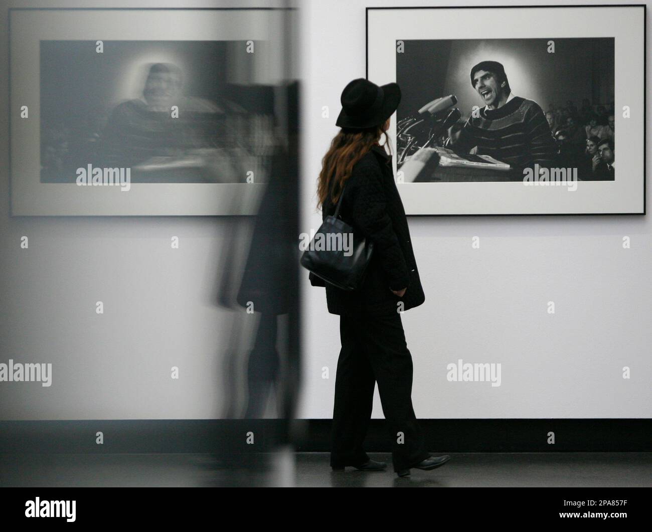 Eine Frau geht am Mittwoch, 16. April 2008, in der Akademie der Kuenste ...