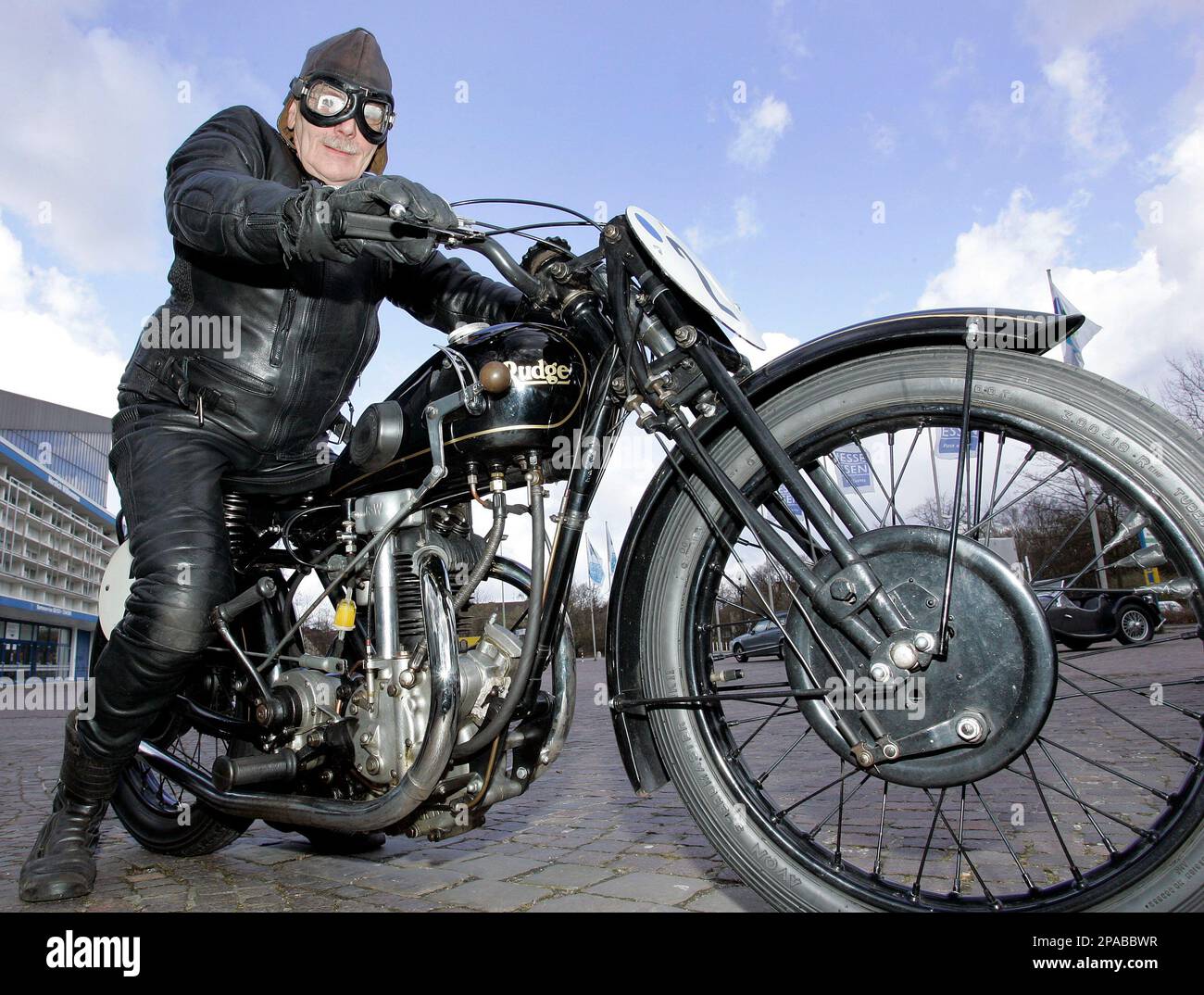 Motorradfahrer Bernd Koester sitzt am Dienstag, 18. Maerz 2008, vor der ...