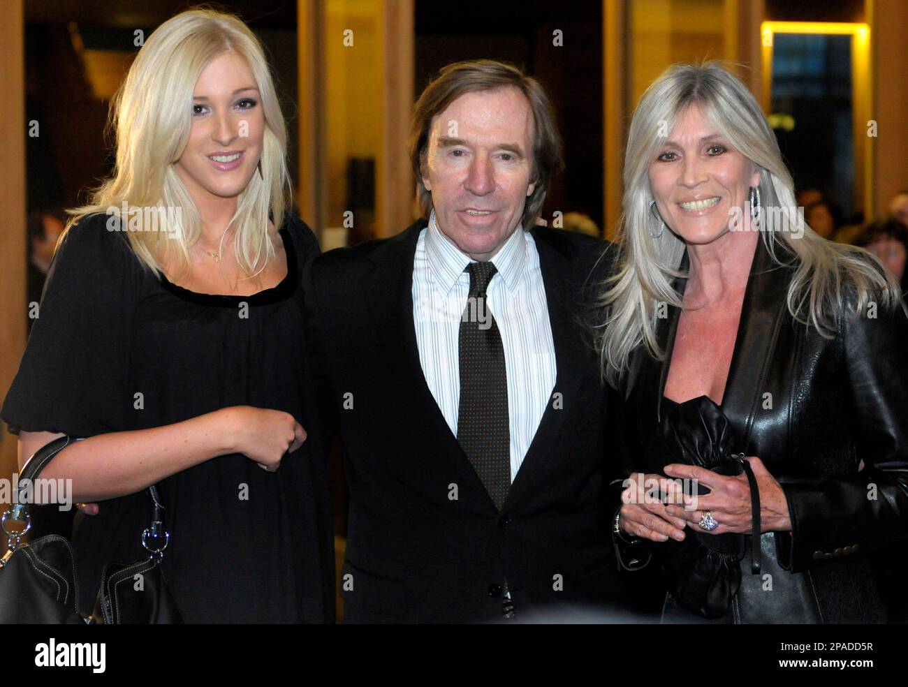 Ex-Fussballer Guenter Netzer stellt sich am Samstag, 1. Maerz 2008, mit ...