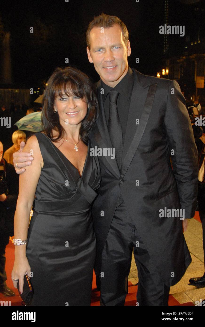 Boxer Henry Maske posiert am Samstag 10. November 2007 mit seiner Frau ...