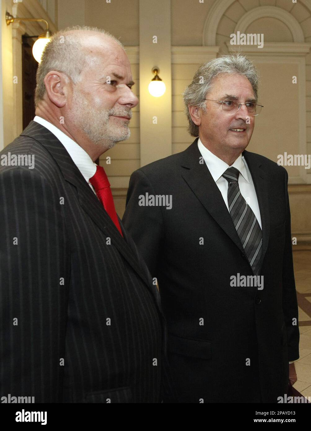 Der frueheren Konsum-Generaldirektor Hermann Gerharter, rechts, und ...