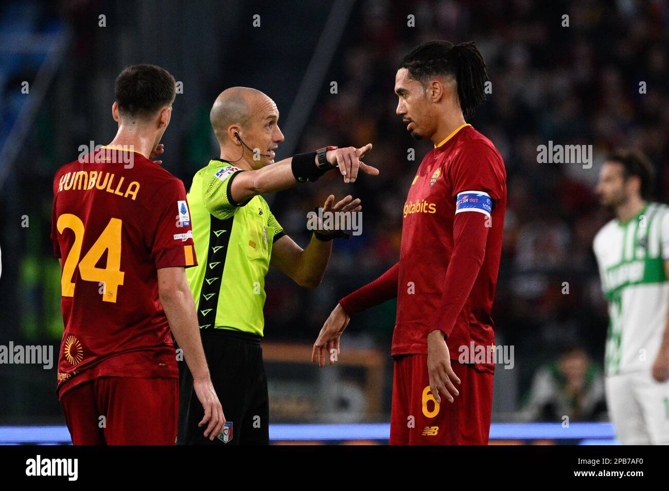 Michael Fabbri arbitro e Chris Smalling (COME Roma) durante il ...