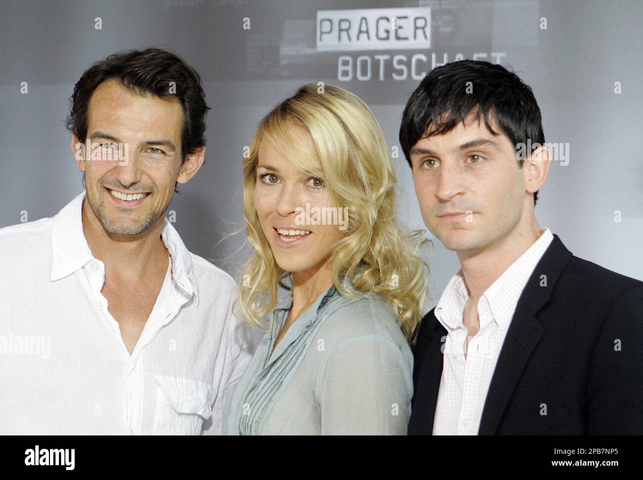 Die Schauspieler Hans-Werner Meyer, Anneke Kim Sarnau und Christoph Bach, von links, posieren am ...