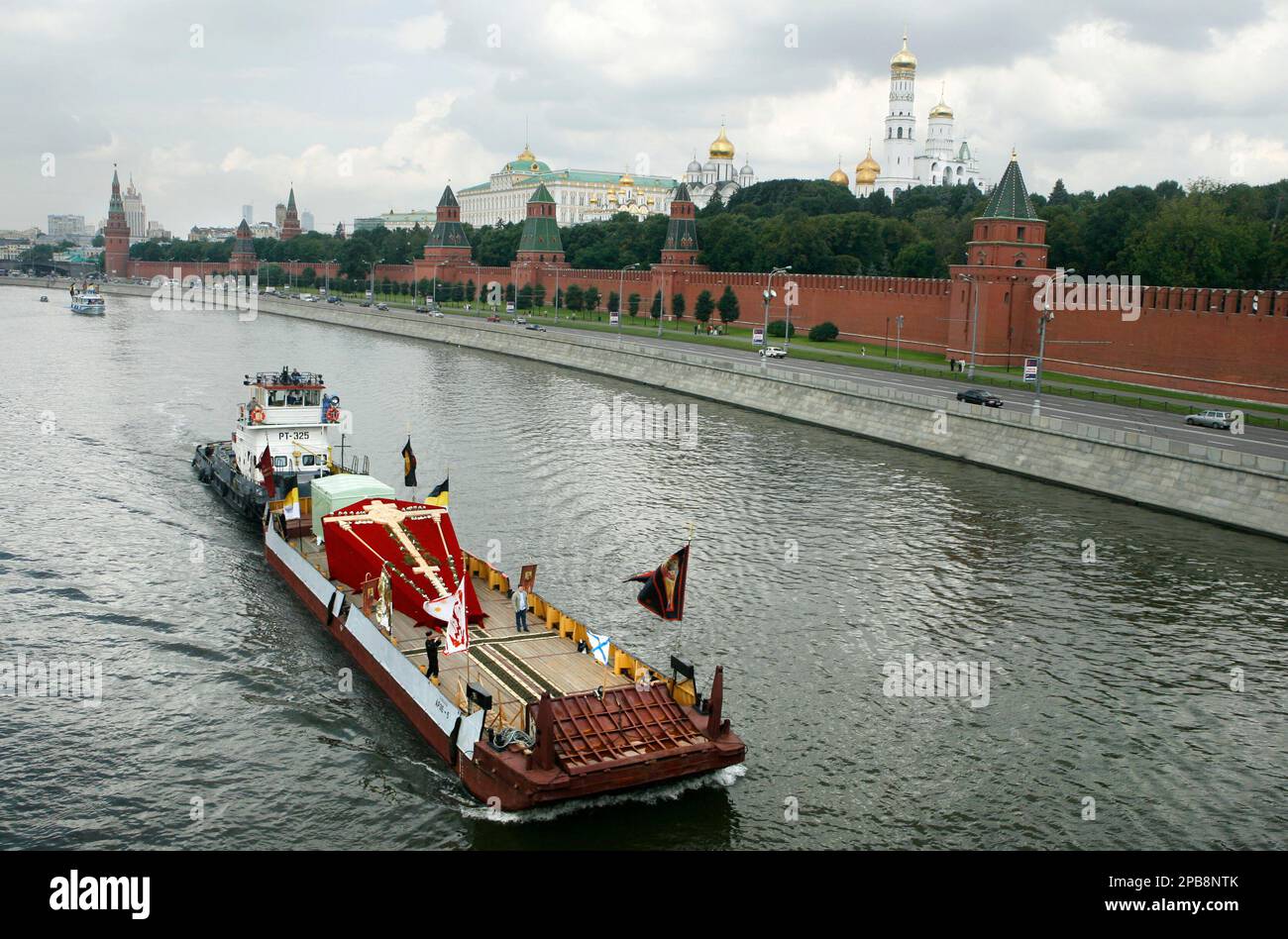 A barge carrying an 11-meter wooden cross, made on the Solovky Islands ...