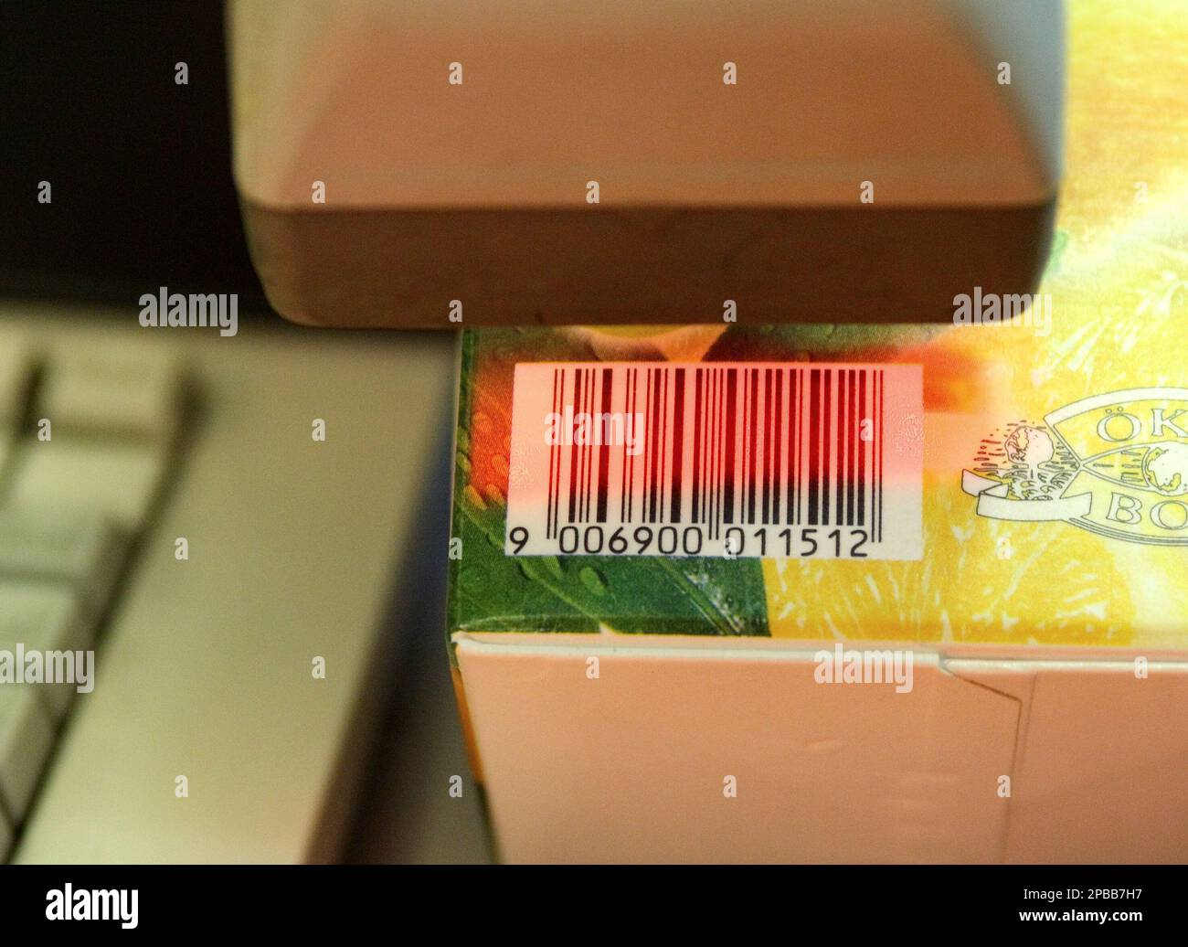 Der Barcode einer Getraenkepackung wird am Freitag, 13. Juli 2007, an der Kasse einer Tankstelle ...