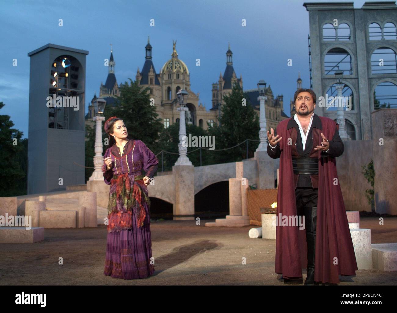 Auf dem Platz vor dem historischen Schweriner Schloss proben am ...