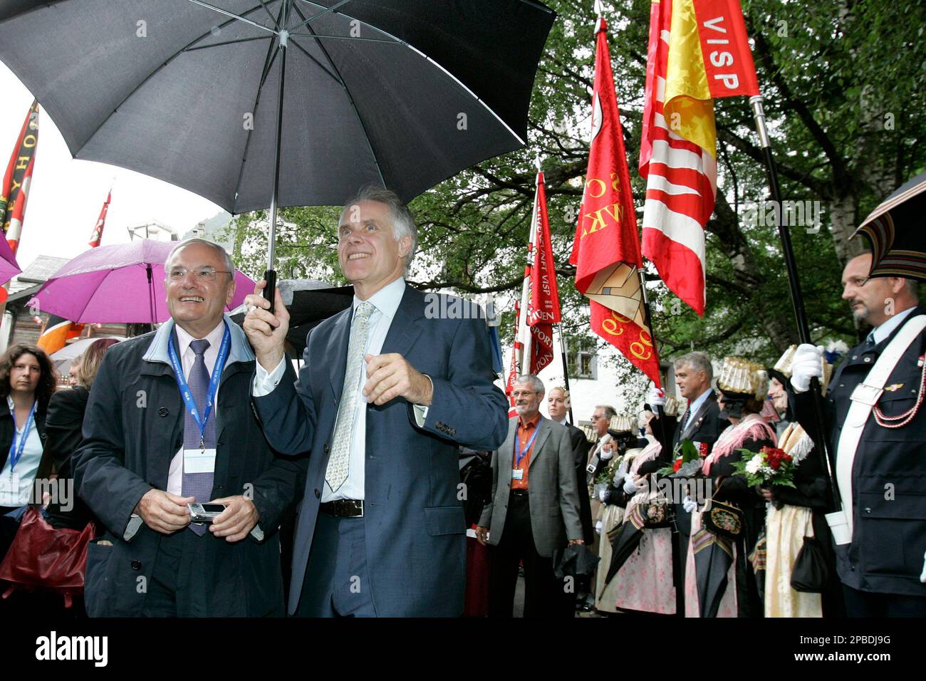 Bundesrat Moritz Leuenberger, rechts, und Jacques Barrot, EU Transport ...