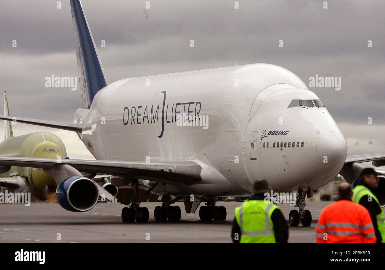 A Boeing 747 Dreamlifter, carrying the first major assembly for the ...