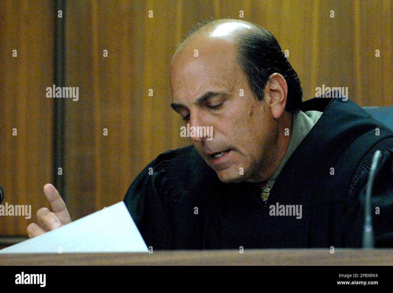 Circuit Judge Larry Seidlin reads his decision at the Anna Nicole Smith ...