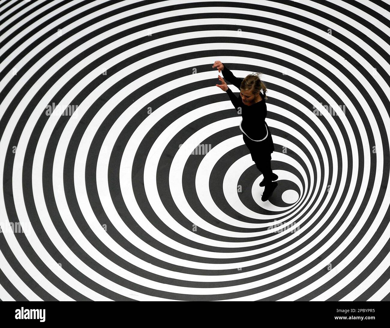 A visitor jumps on the installation "Spazio ad attivazione cinetica ...