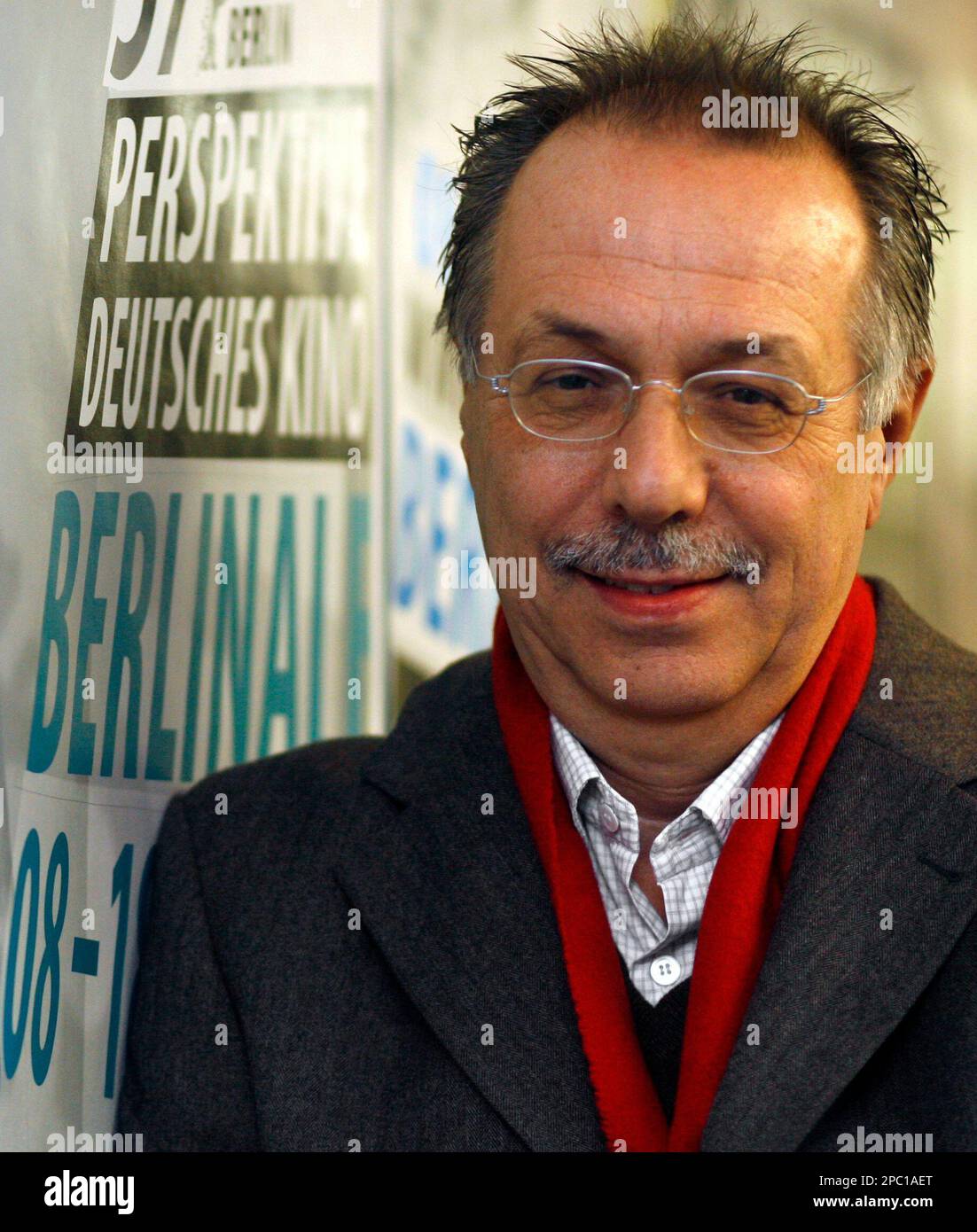 ** ARCHIV ** Der Direktor der 57. Internationalen Filmfestivals von Berlin 'Berlinale' posiert ...