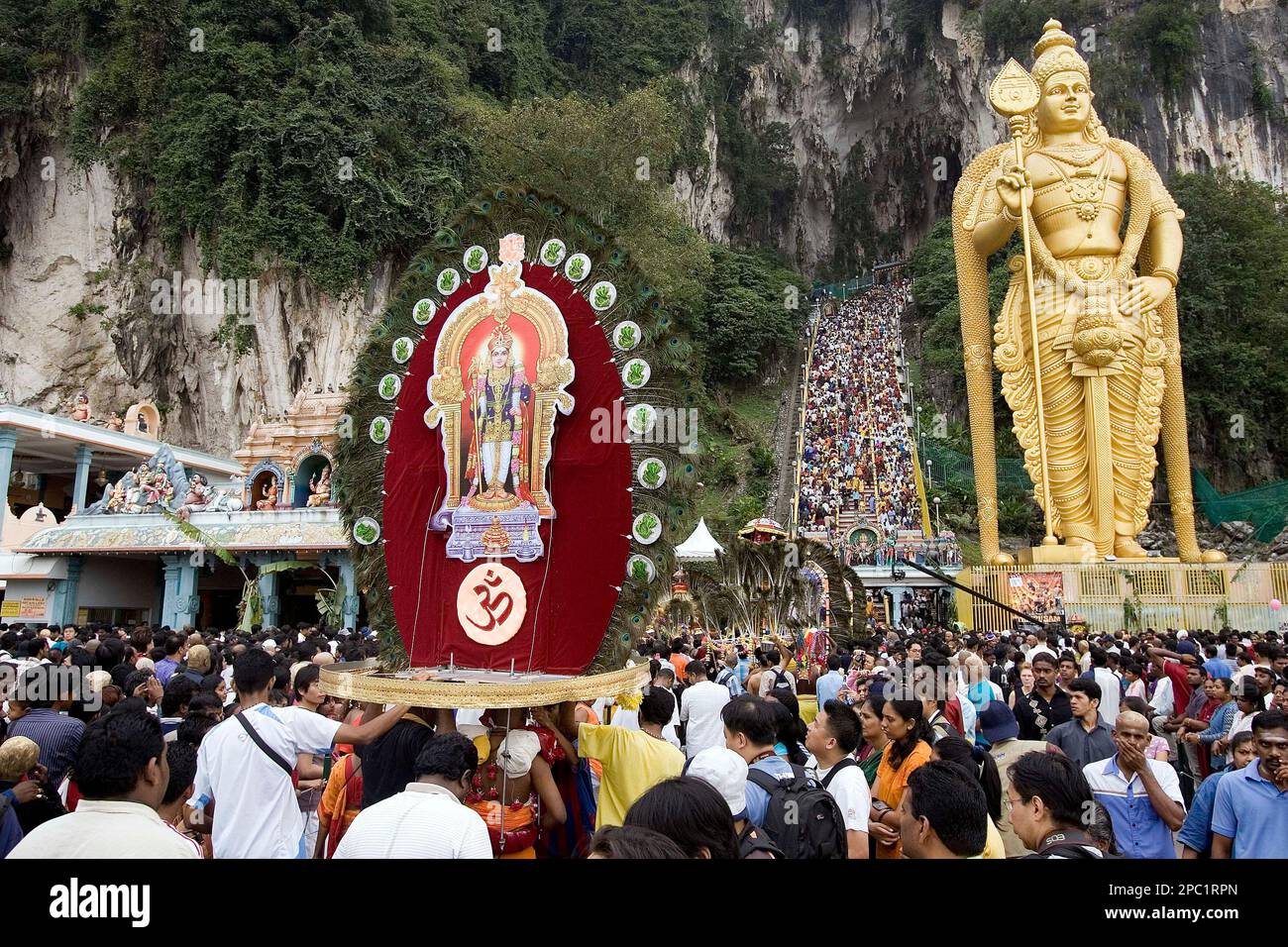 Hindu devotees carries kavadi offering cage climb 272 steps to the Batu ...