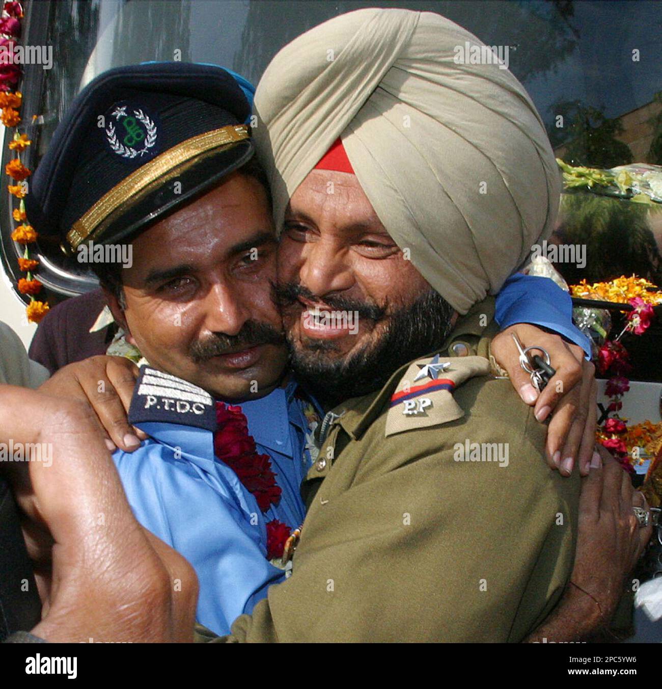 ** FOR USE WITH YEAR END--FILE **An unidentified Indian police officer ...