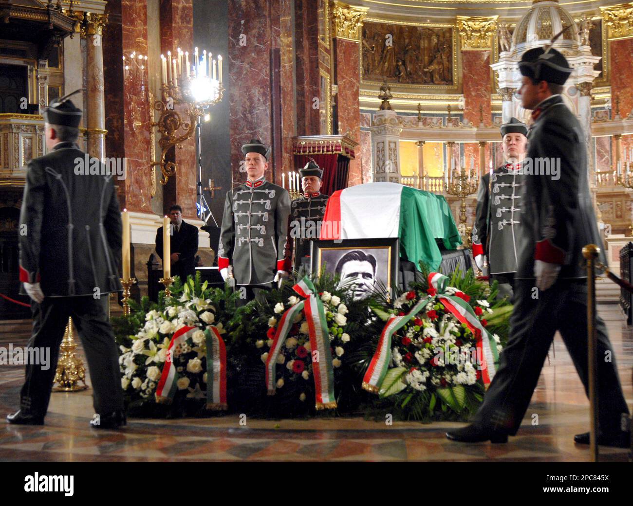 Guard of honor stand by the coffin of Hungarian soccer legend Ferenc ...