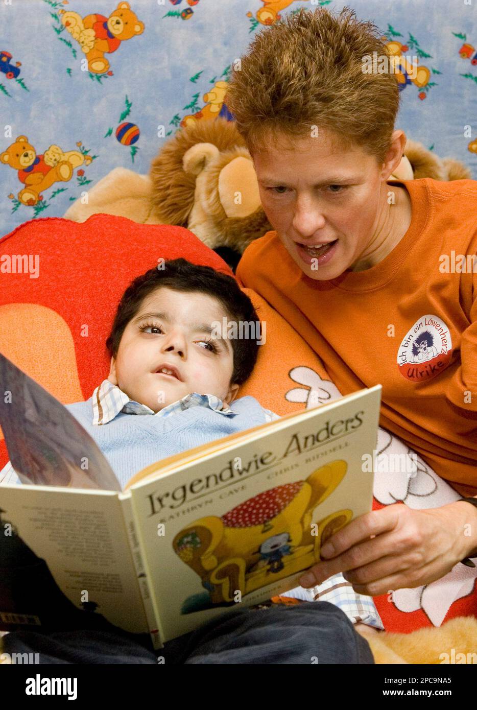 Kinderkrankenschwester Ulrike Senn liest einem Jungen am Donnerstag, 23 ...