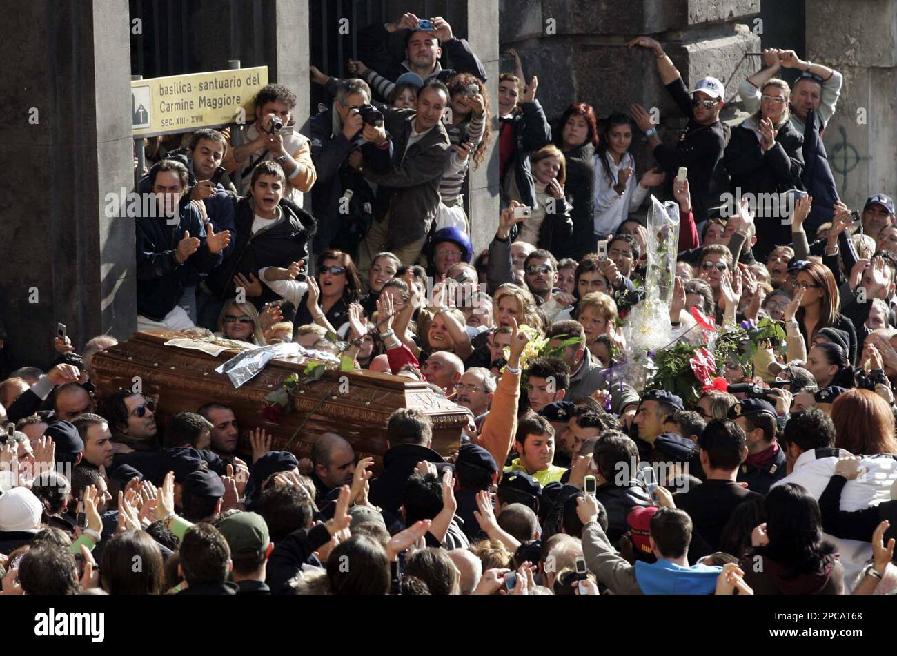 The coffin of Neapolitan singer Mario Merola is carried through the ...