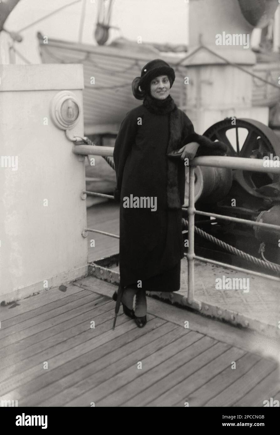 1920 ca , New York , USA : l'attrice americana e drammaturgo RUTH ...