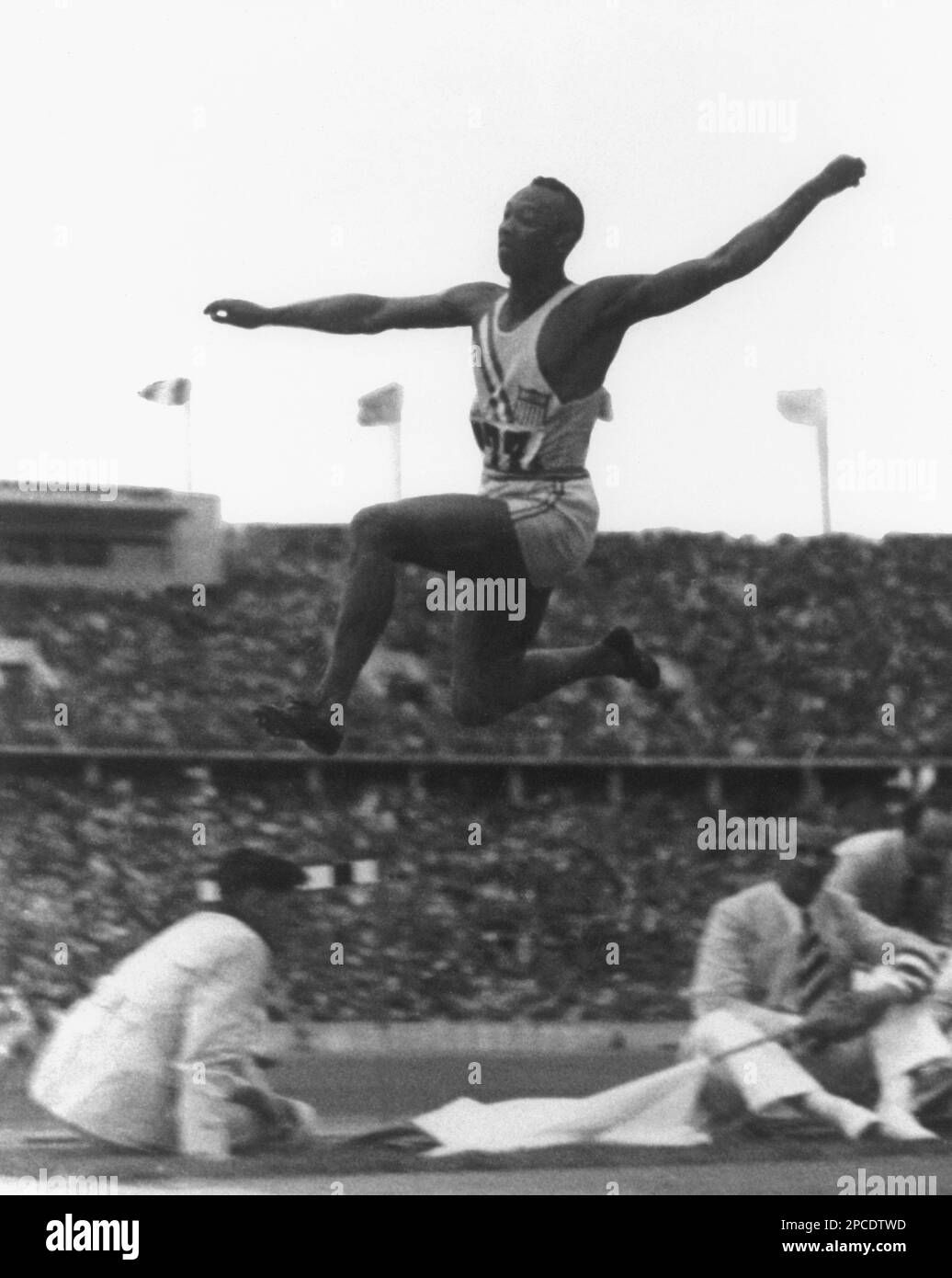 1936 , BERLINO , GERMANIA : il corridore nero James Cleveland JESSE ...