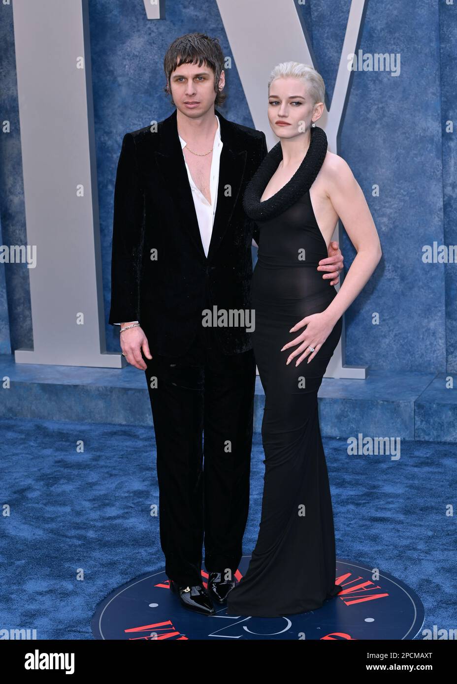 Julia Garner & Mark Foster al Vanity Fair Oscar Party del 2023 al Walis ...