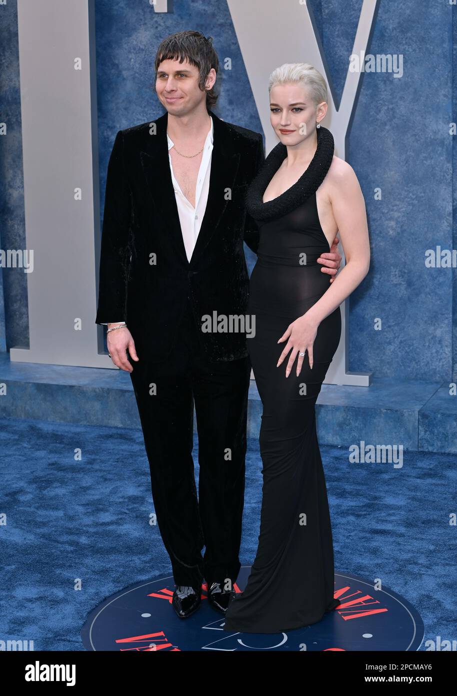 Julia Garner & Mark Foster al Vanity Fair Oscar Party del 2023 al Walis ...