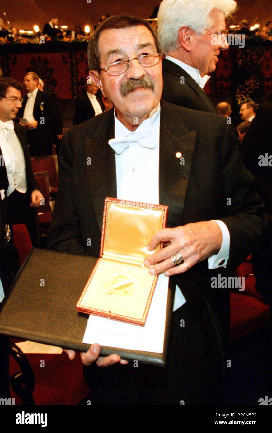** ARCHIV ** Der Nobelpreistraeger fuer Literatur, Guenter Grass zeigt die Medaille nach der ...