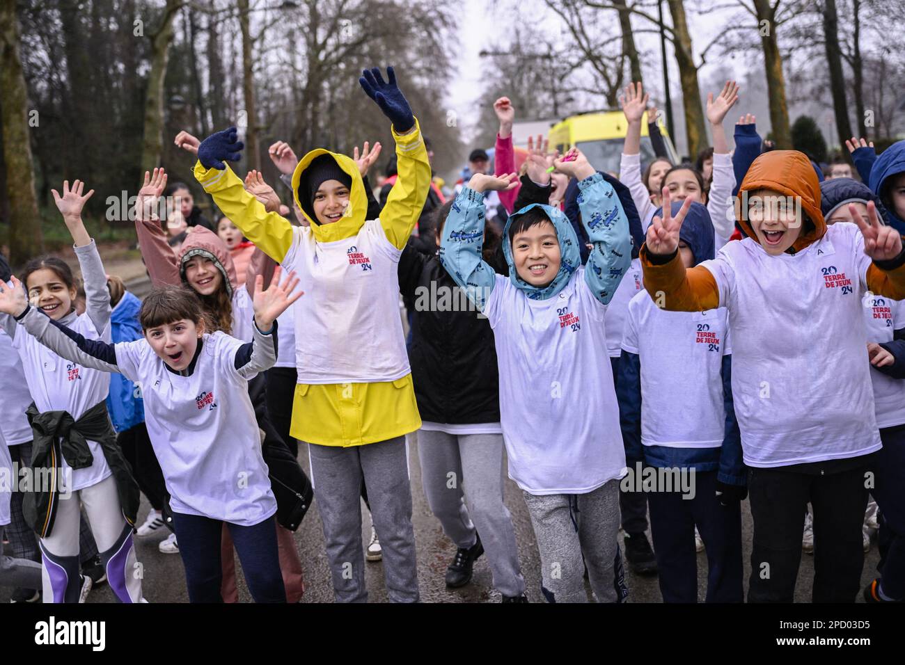 I bambini si rallegrano durante il relay virtuale in tutto il mondo con ...