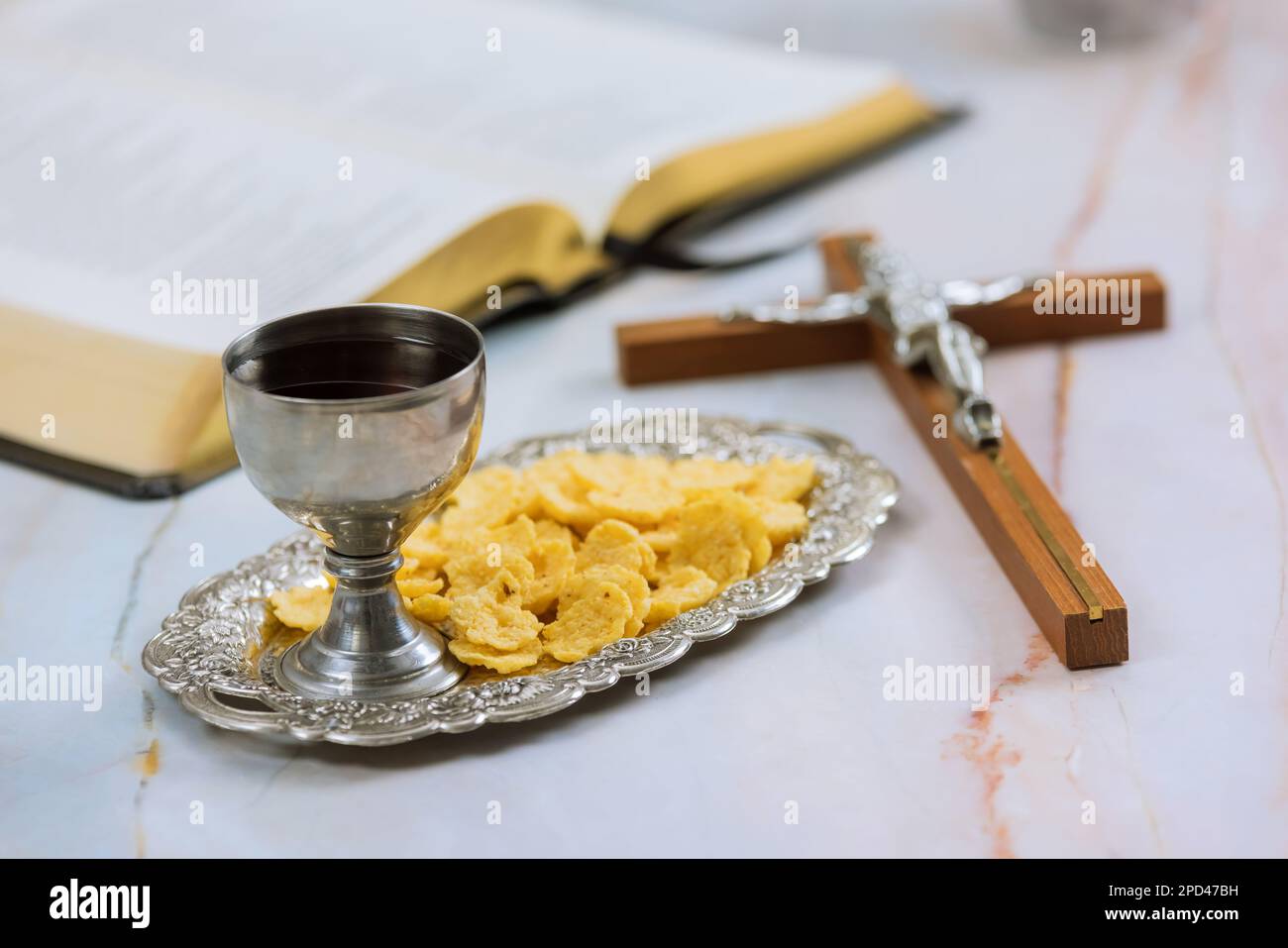 La Santa comunione dei cristiani consiste nel vino calice di pane ...