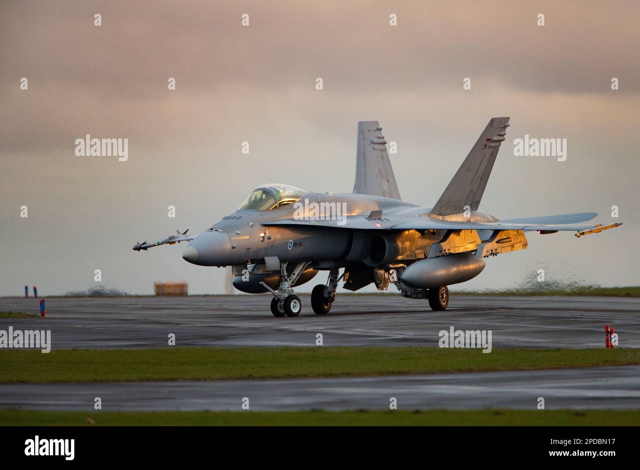 Forza aerea finlandese McDonnell Douglas F/A-18C Hornet tassing alla ...