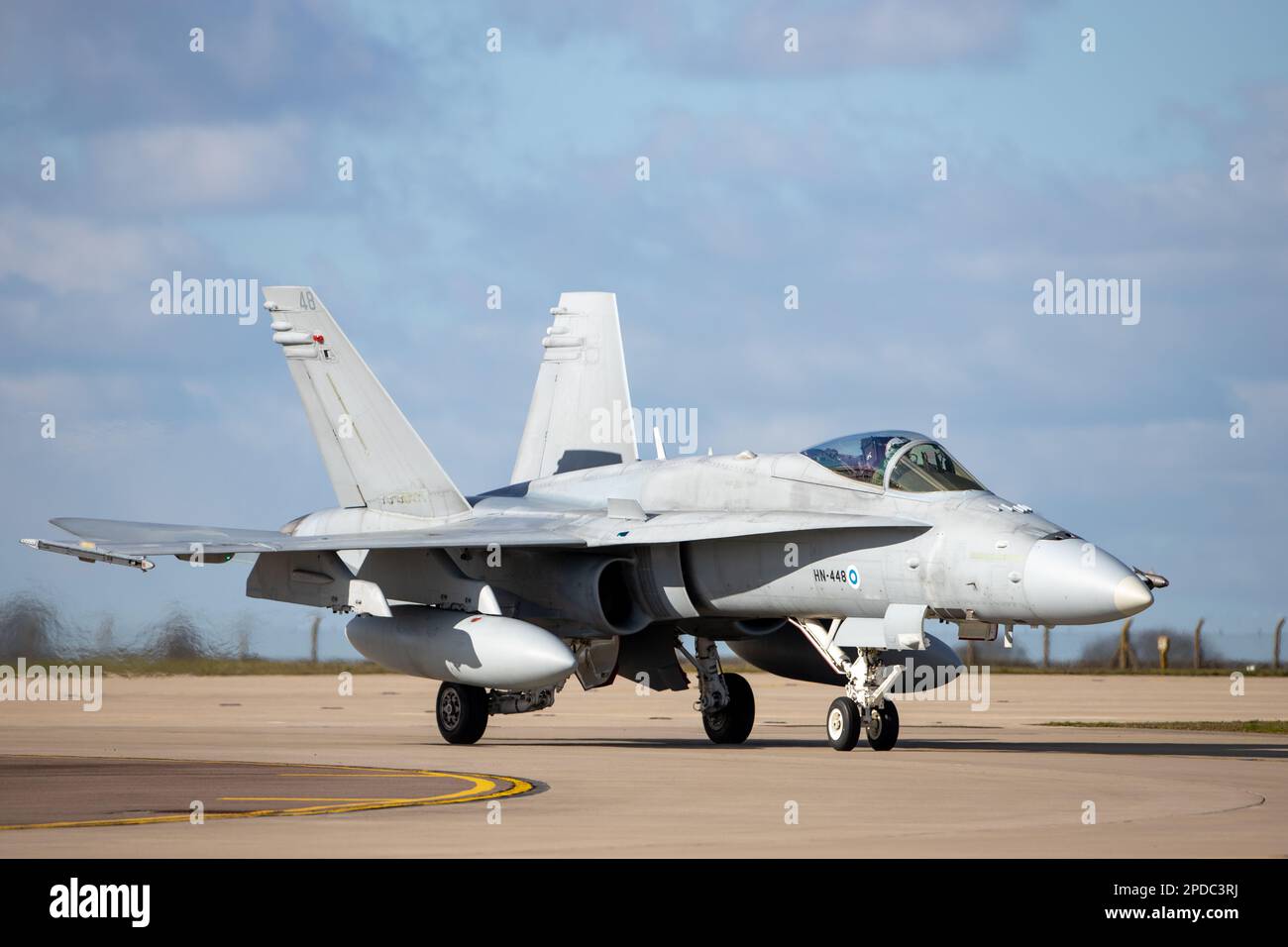 Forza aerea finlandese McDonnell Douglas F/A-18C Hornet tassing alla ...