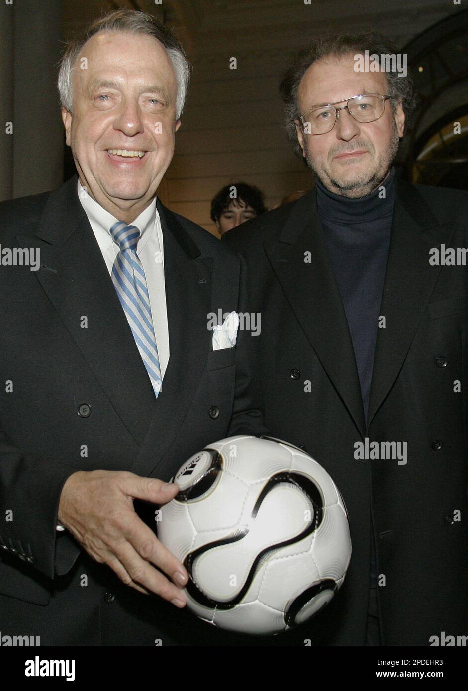 Der Kulturstaatsminister im Bundeskanzleramt Bernd Neumann, links, und ...