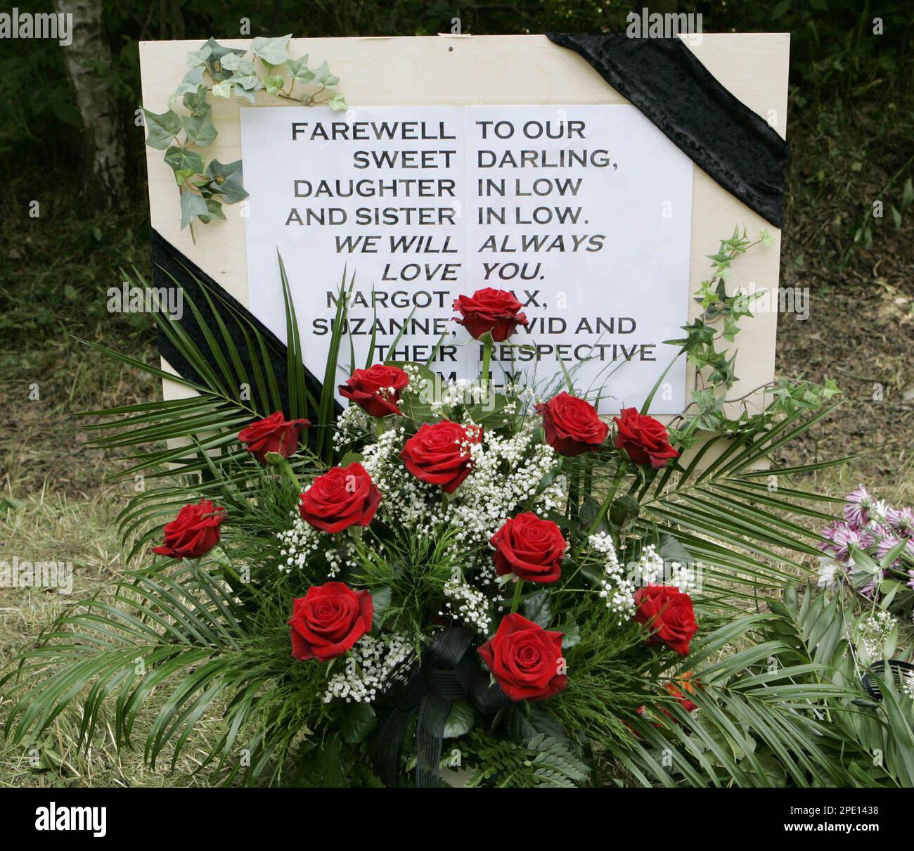 Ein Blumengebinde der Eltern der getoeteten australischen Sportlerin ...