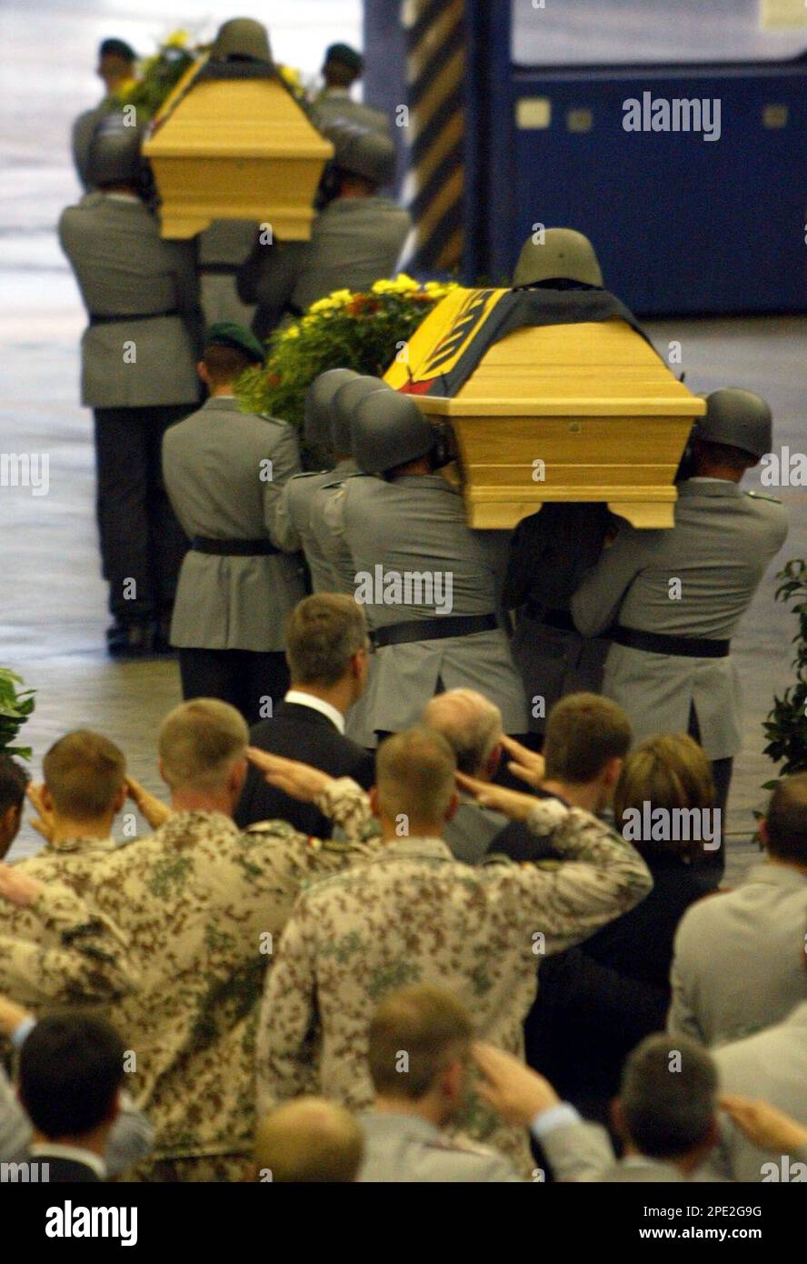Bundeswehrsoldaten tragen am Mittwoch, 29. Juni 2005, auf dem ...