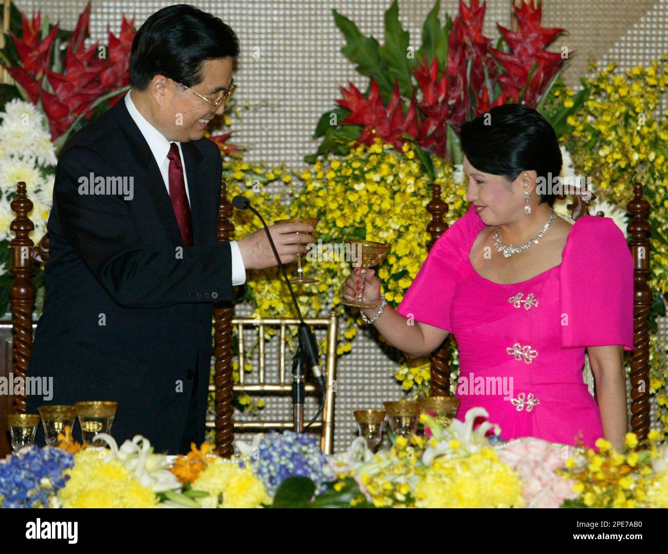 Chinese President Hu Jintao, left, and Philippine President Gloria ...
