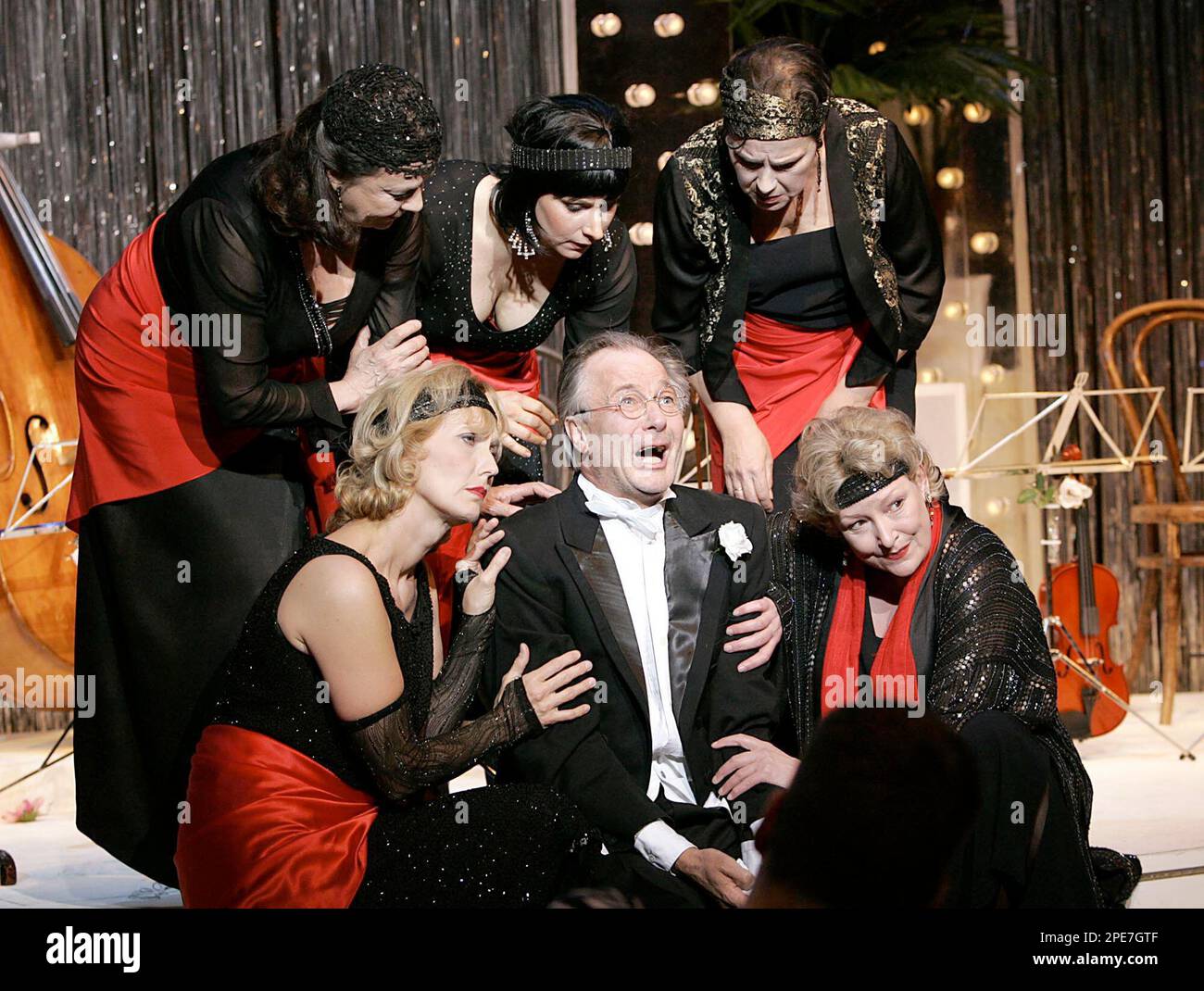 Sylvia Lukan als Patricia die erste Geige, Dunja Sowinetz als Leona die ...