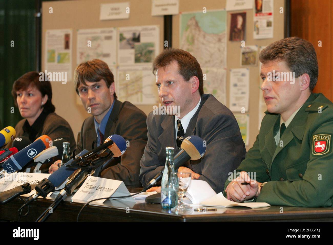 Der Leiter der Soko "Levke" Karsten Bettels, zweiter von rechts, die ...