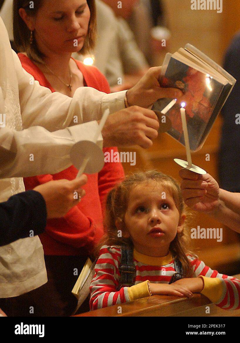 Stacy Pintor pauses while Rhea Pintor, 3, watches as family members ...