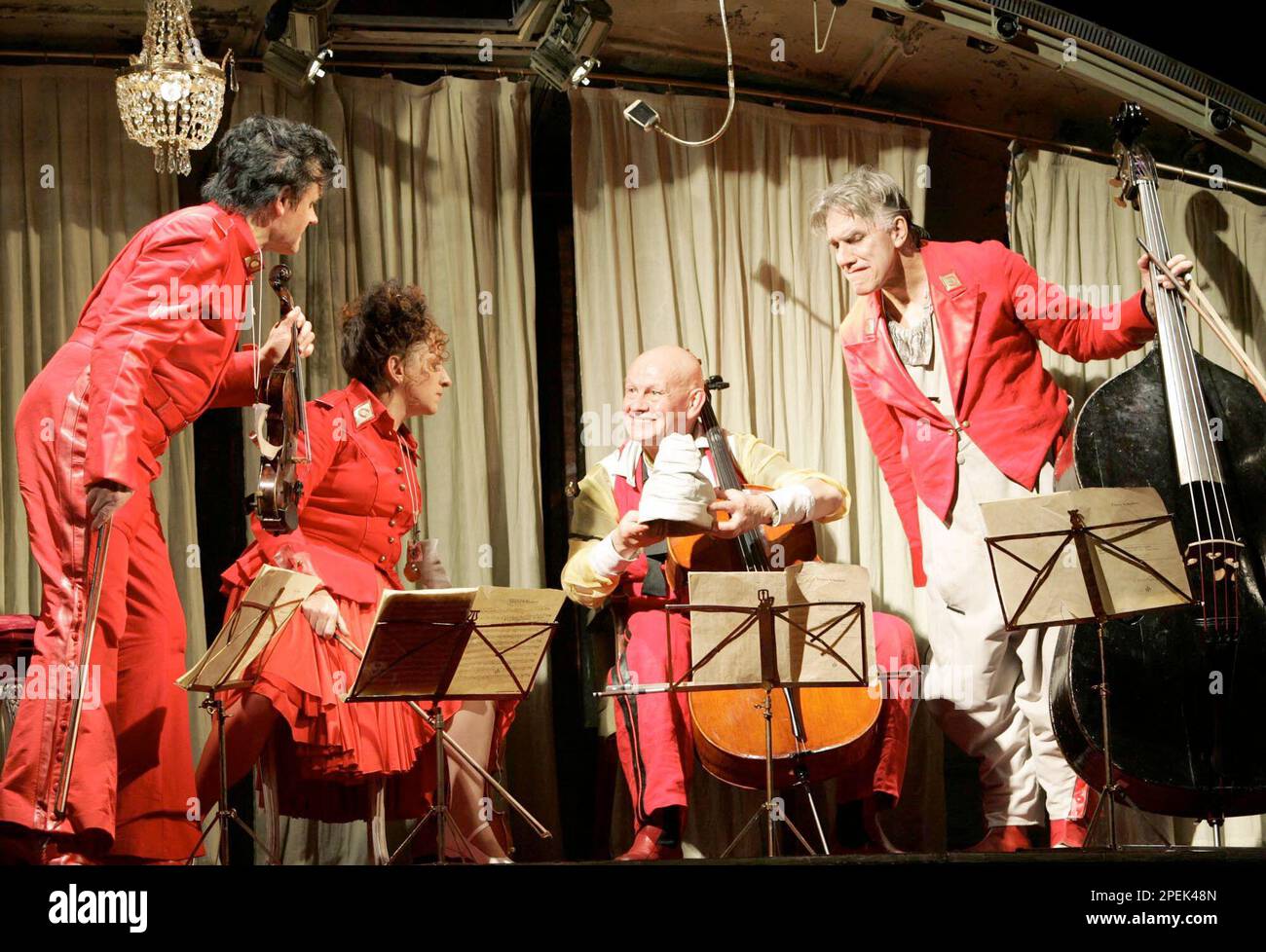 Robert Meyer in der Rolle des Jongleurs, Maria Happel als Enkelin ...