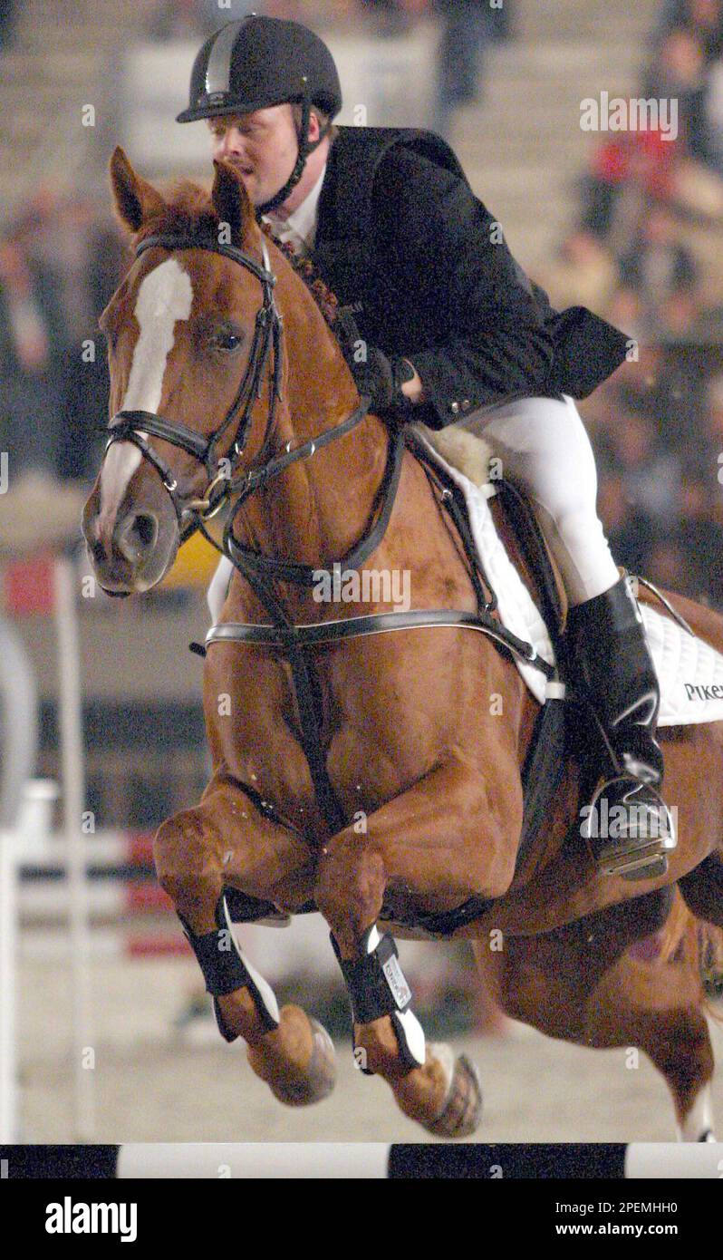 Der TV-Moderator Stefan Raab springt am Donnerstag, 30. Sept. 2004 im ...