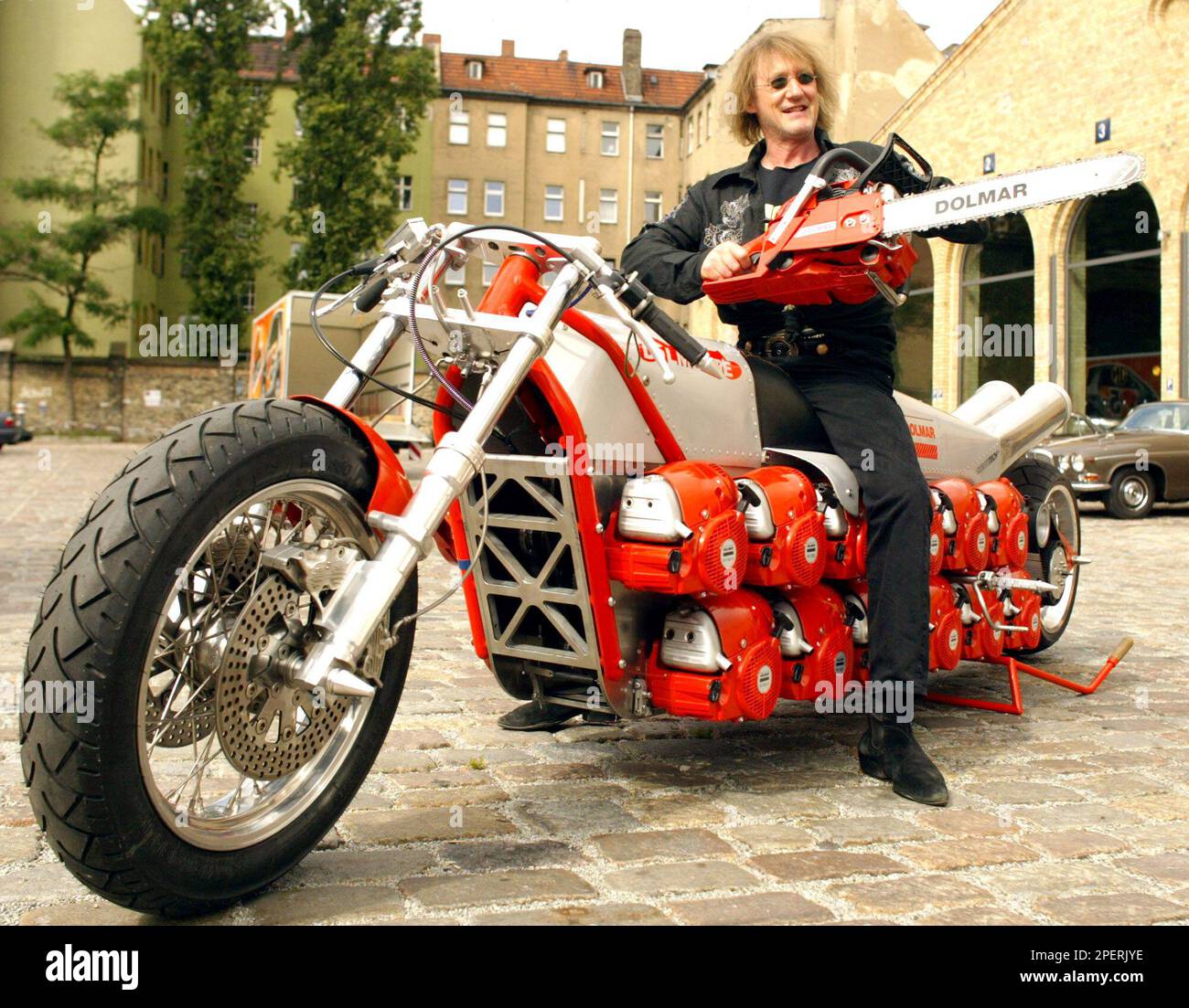 Auf seiner "Dolmette" posiert der Comiczeichner Roetger Feldmann am ...