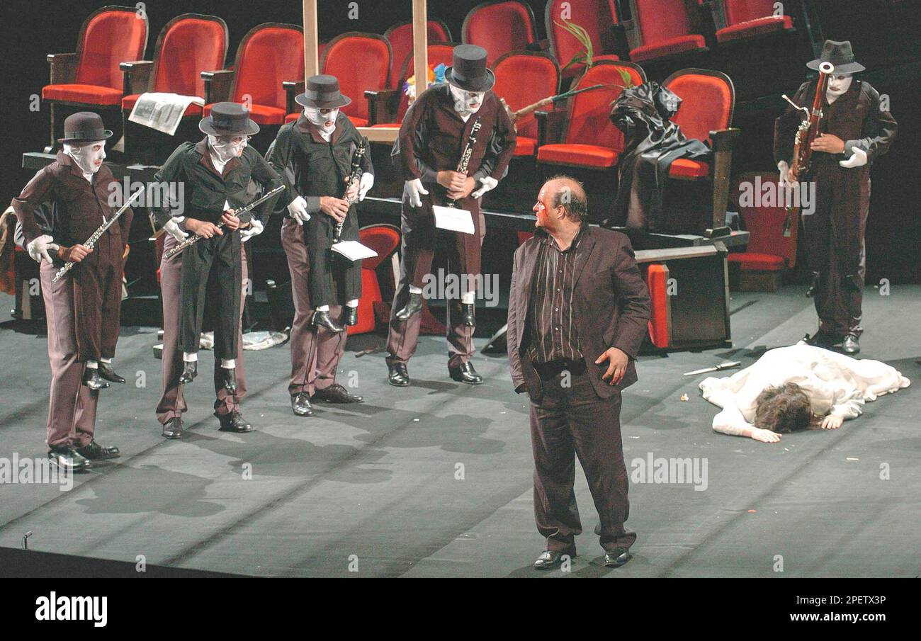 Gerhard Siegel in der Rolle des Protagonist hat seine am Boden liegende ...