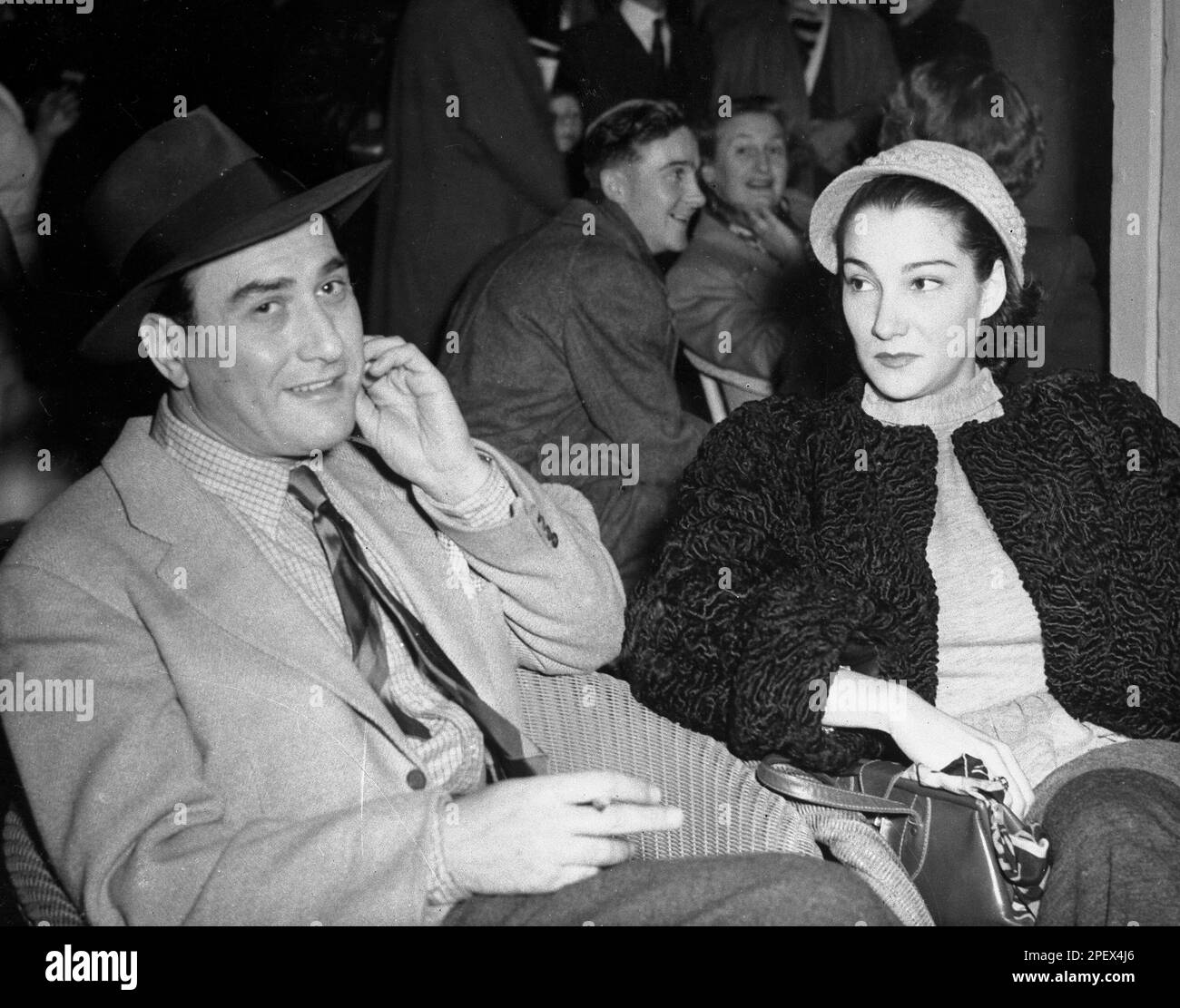 Actress Doris Dowling sits with her husband, bandleader Artie Shaw in ...