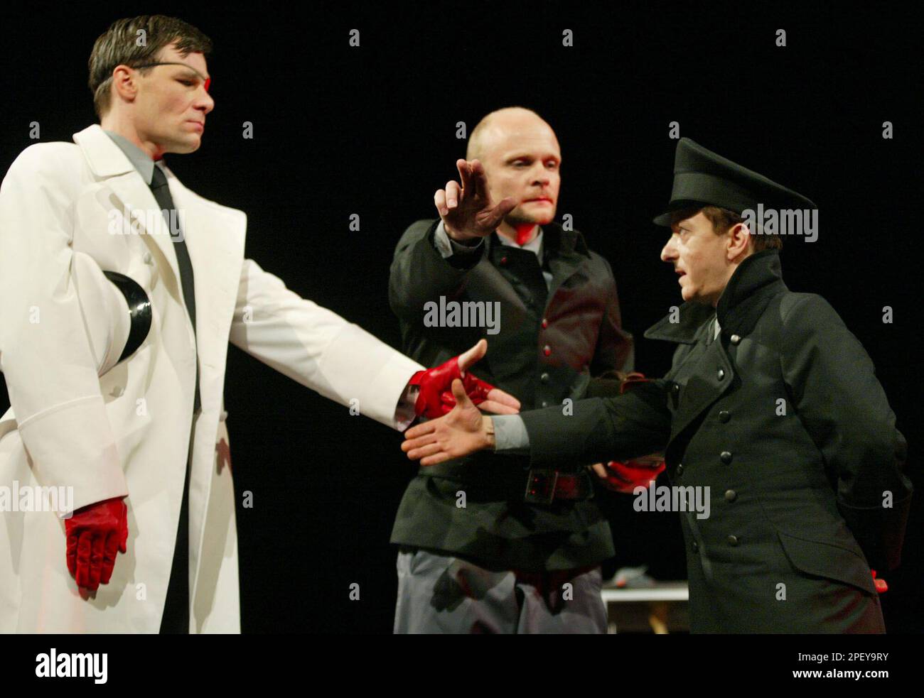 Uwe Meyer als Adolf Hitler, rechts, Mario Krueger als ...