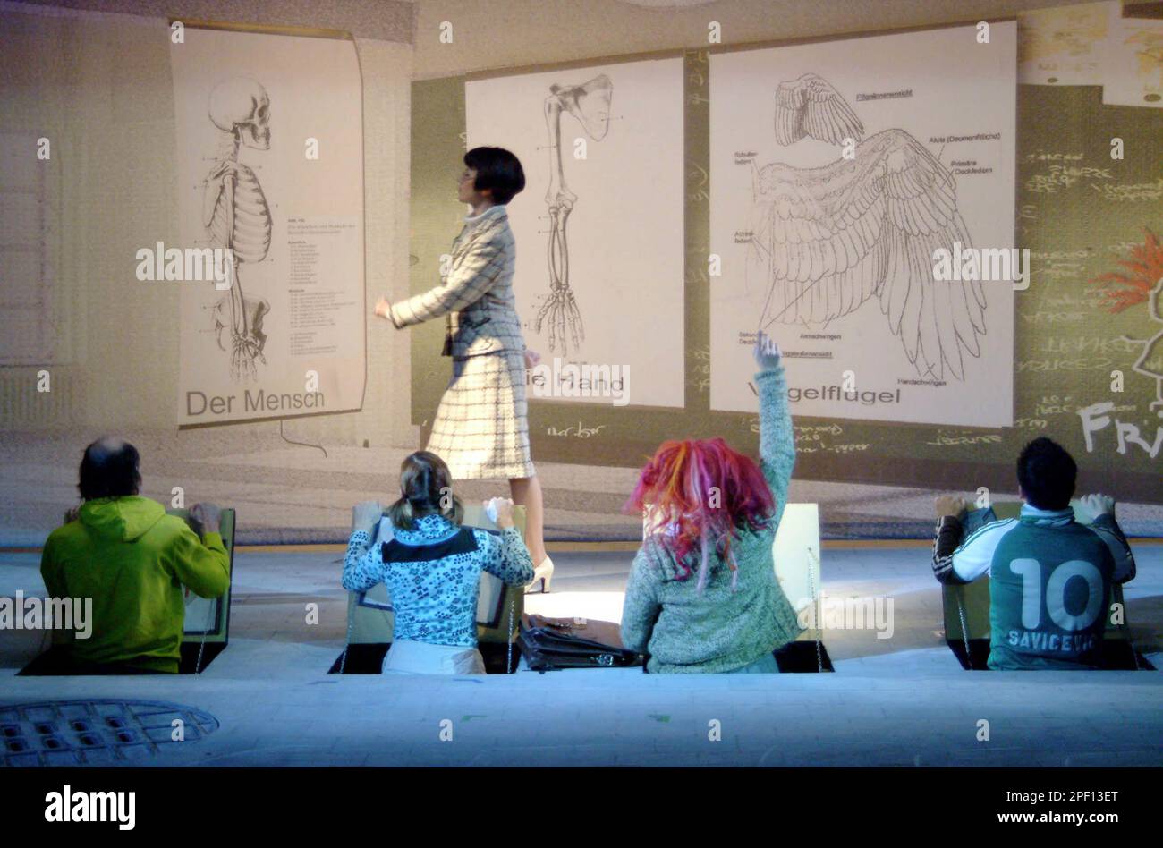 Martina Dorak in der Rolle der Lehrerin, stehend und Eva Neubauer als ...