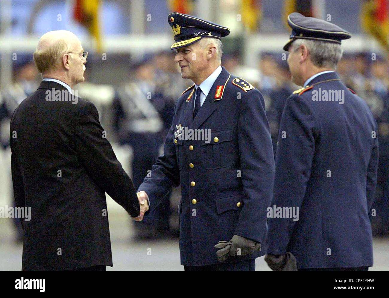 Bundesverteidigungsminister Peter Struck, links, uebergibt am Montag ...
