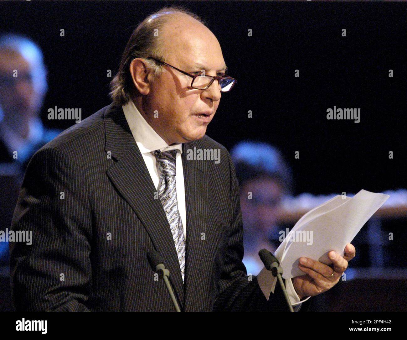 Der Literatur-Nobelpreistraeger Imre Kertesz spricht waehrend des ...