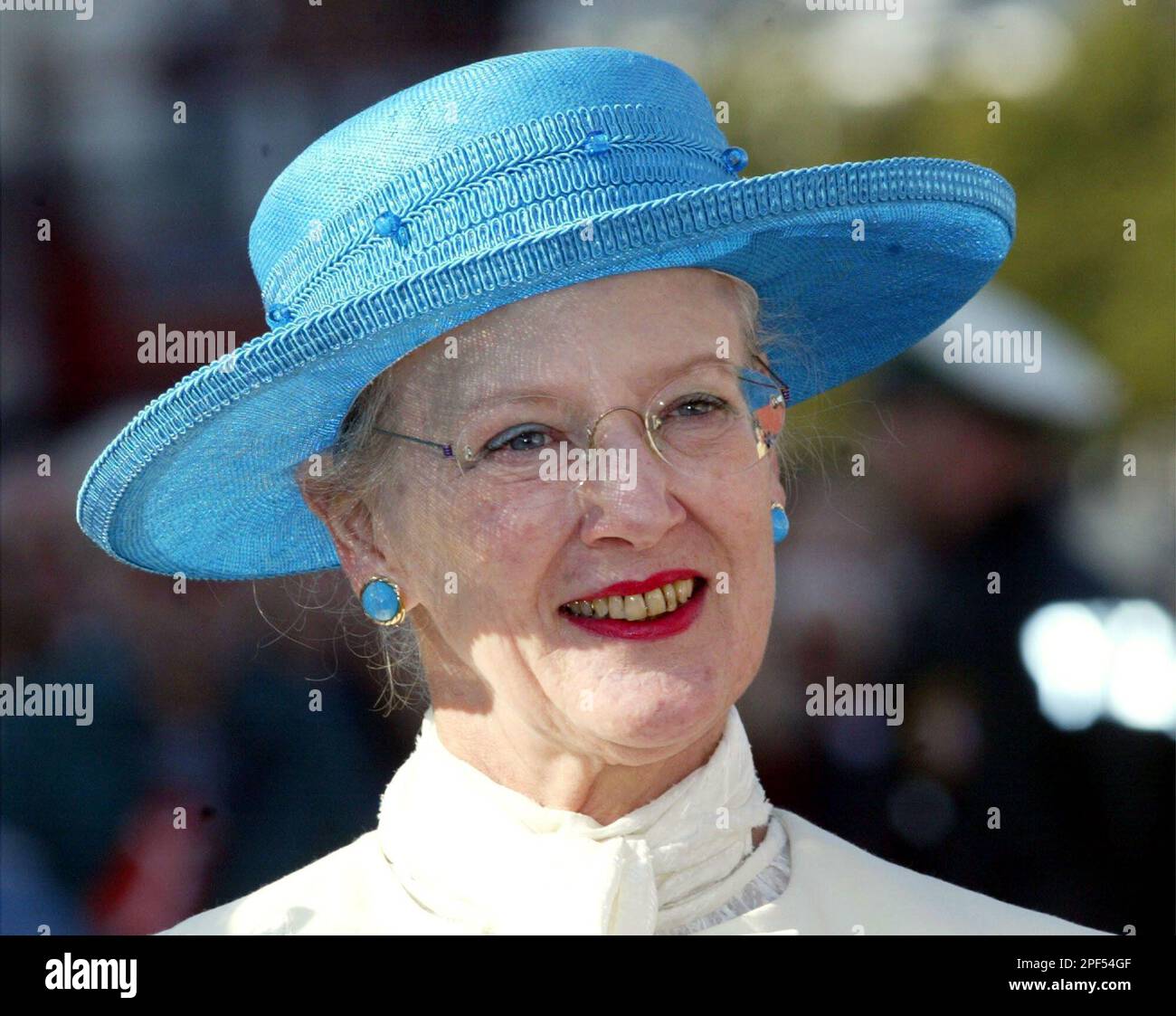 Daenemarks Koenigin Margrethe II hoert am Freitag, 5. September 2003 ...