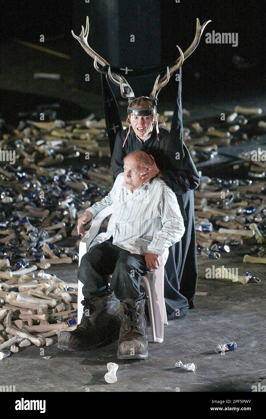 ** ARCHIV ** Erhard Marggraf in der Rolle des Peer Gynt, vorne, und ...