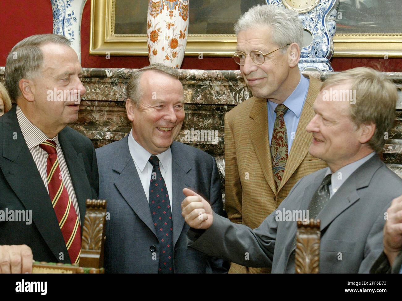 Die Bremer Koalitionspartner, CDU-Landeschef Bernd Neumann, der zweite ...