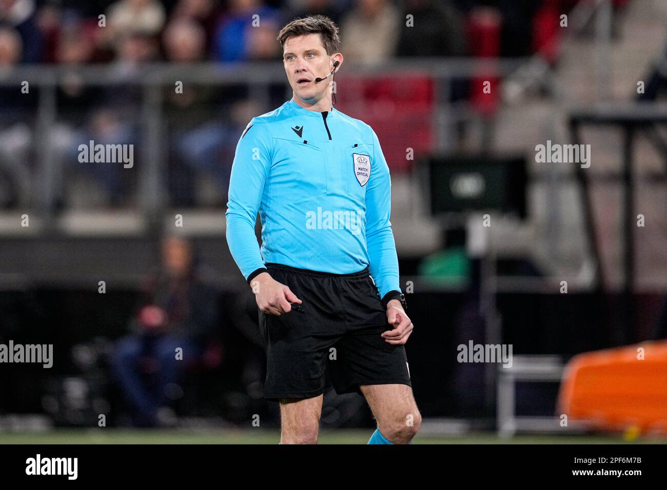 ALKMAAR, PAESI BASSI - 16 MARZO: Arbitro Matej Jug durante il turno di 16 tappa due - UEFA ...
